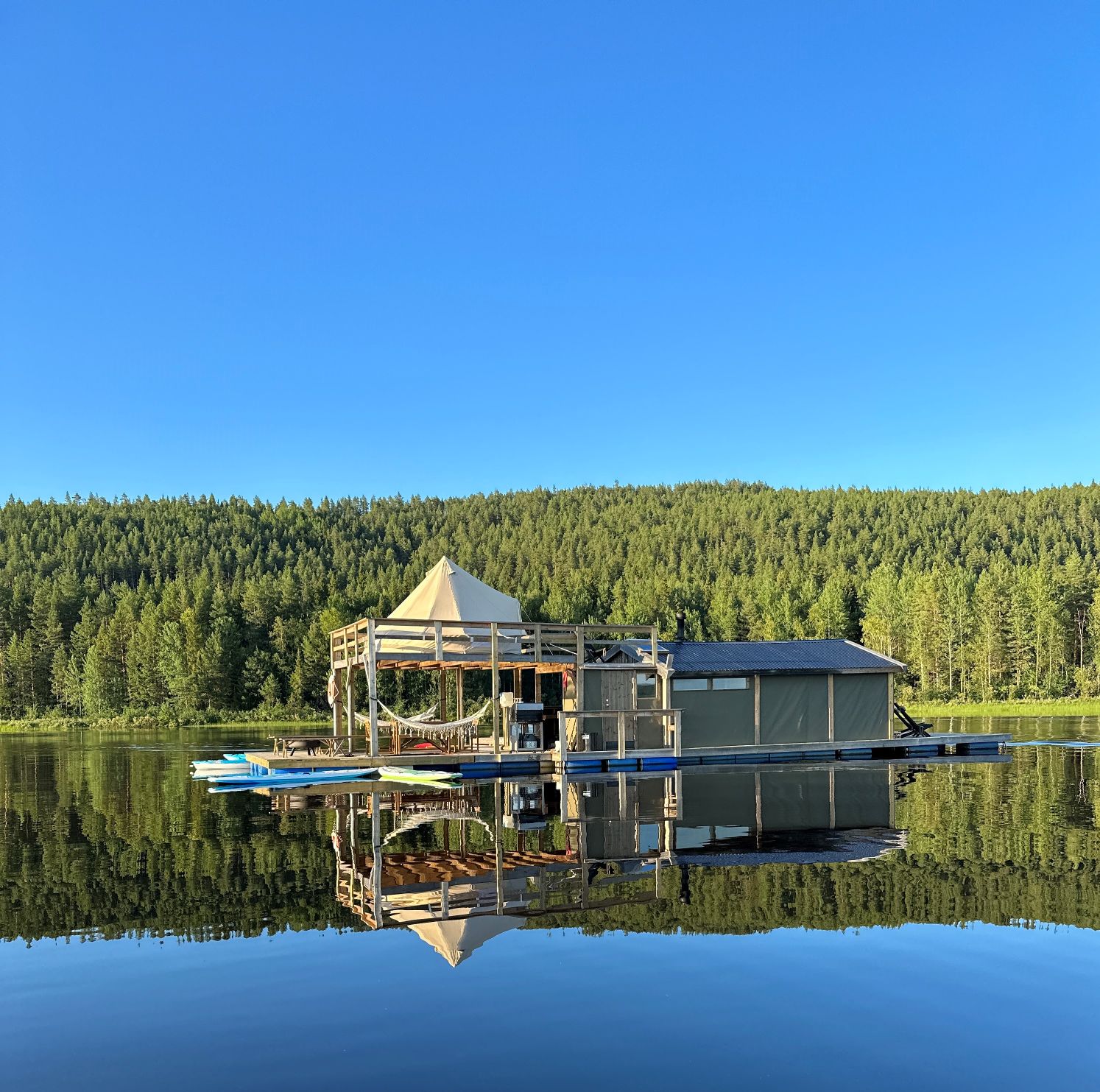 Floating Lodge in Arctic Sweden: Nature-filled Holiday - Luxe Beat Magazine